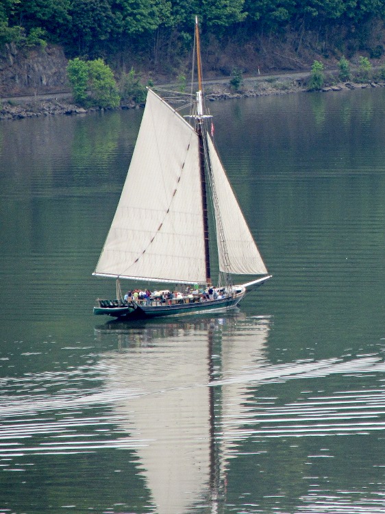 Sloop Clearwater: Sailing on the Hudson River – The Smell of Molten ...