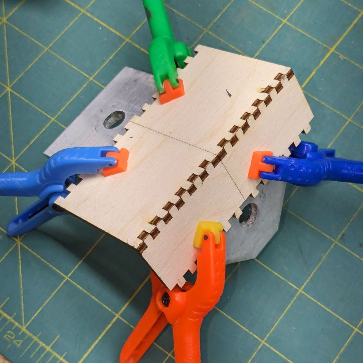 Improvised Table Leg Latch – The Smell of Molten Projects in the Morning