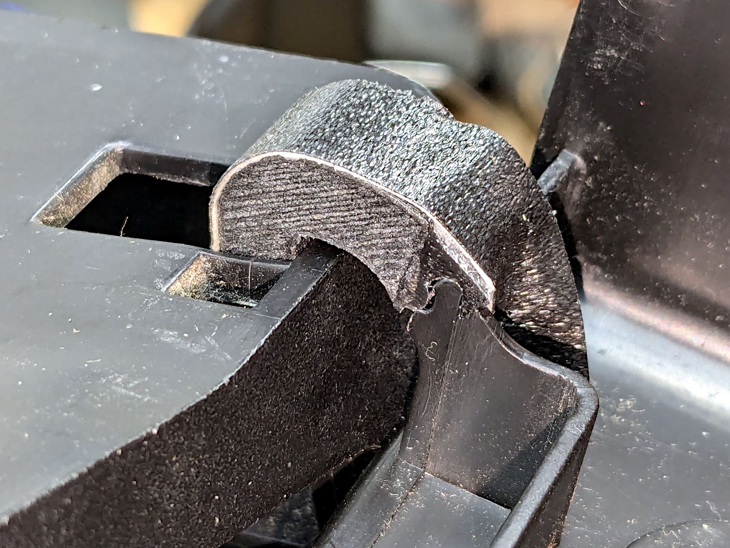 Humidifier Lid Hinges – The Smell of Molten Projects in the Morning