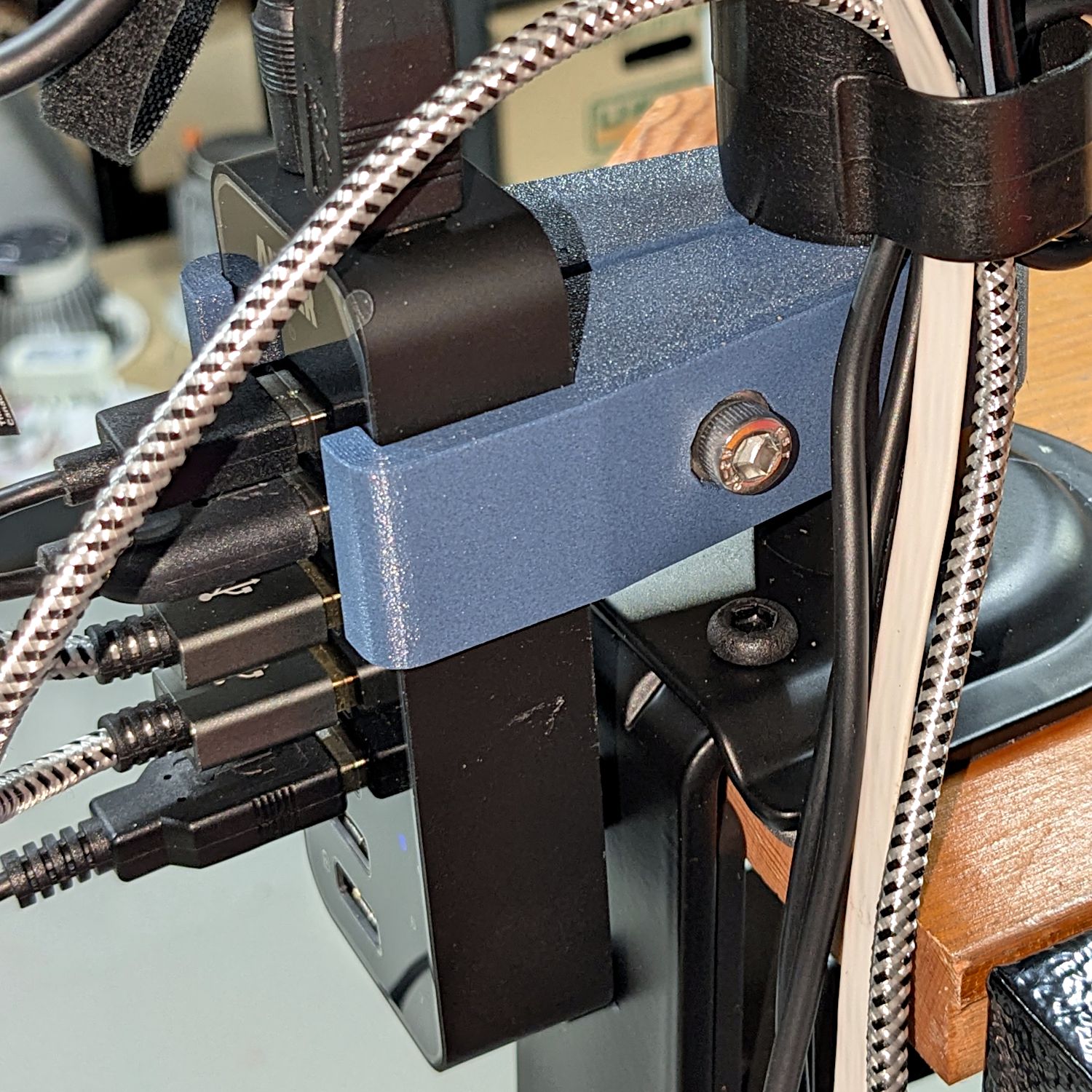 Monitor Mount: USB Hub Clamp – The Smell of Molten Projects in the Morning